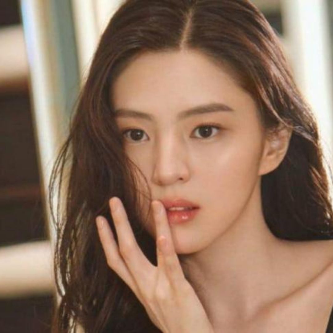 11 Kpop Idols and Kdrama Stars who Gorgeously Have Uneven Face