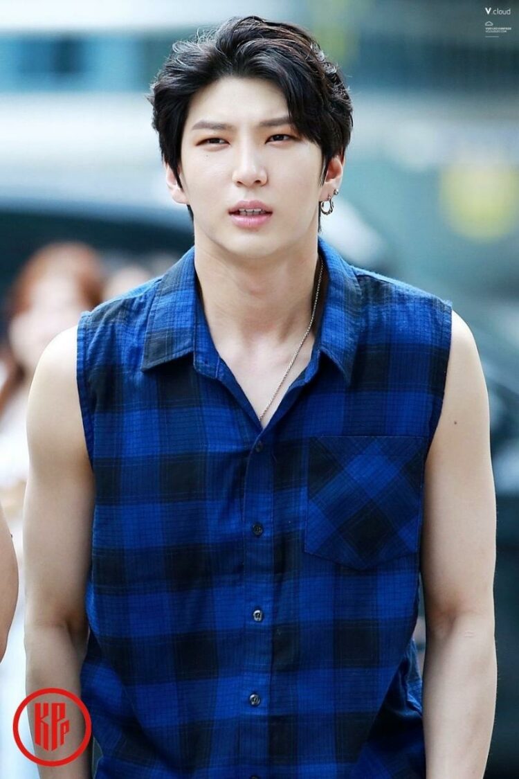 13 Kpop Male Idols with Huggable Wide Shoulders - KPOPPOST